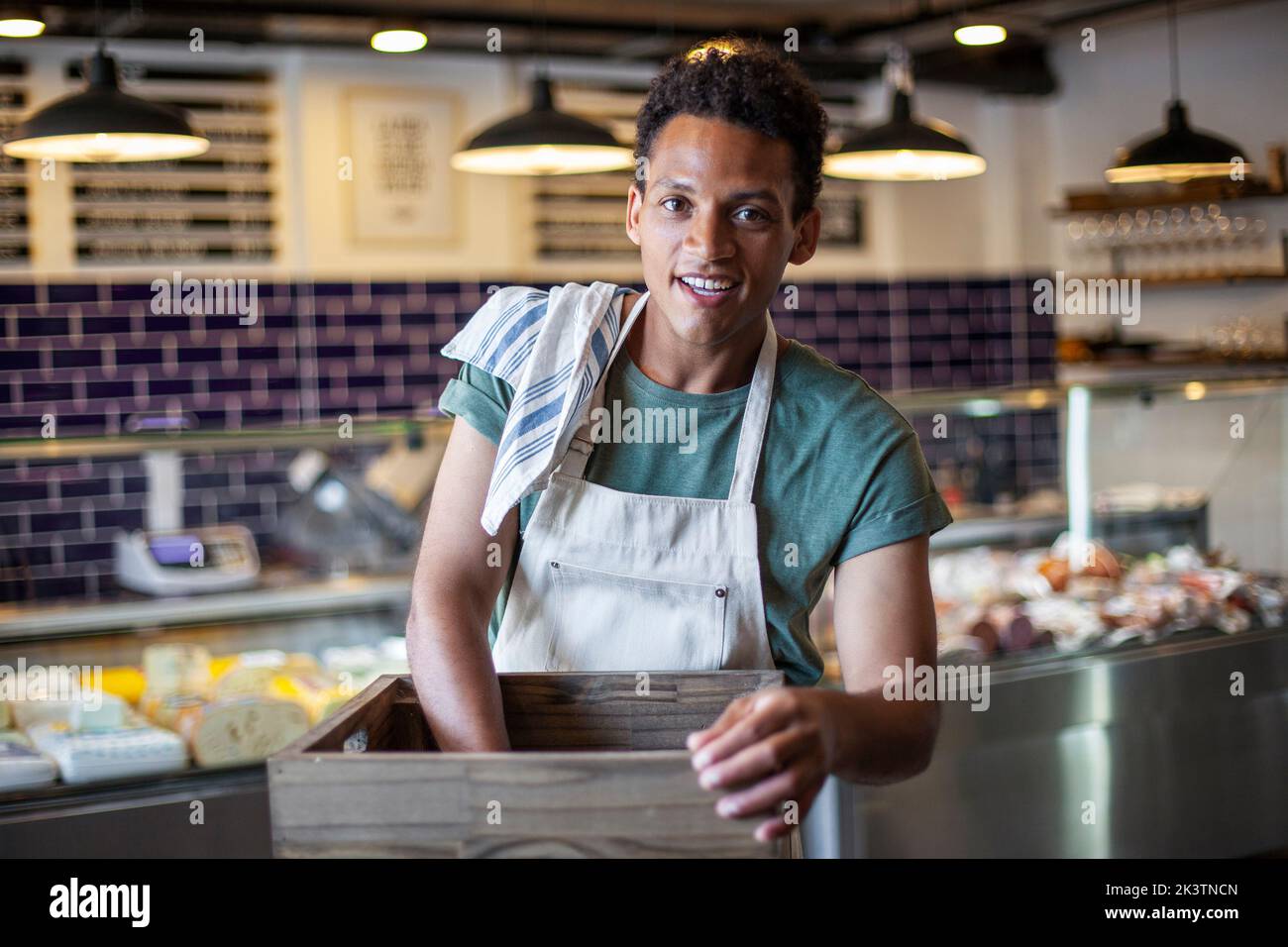 Man shopping in grocery store hi-res stock photography and images - Alamy