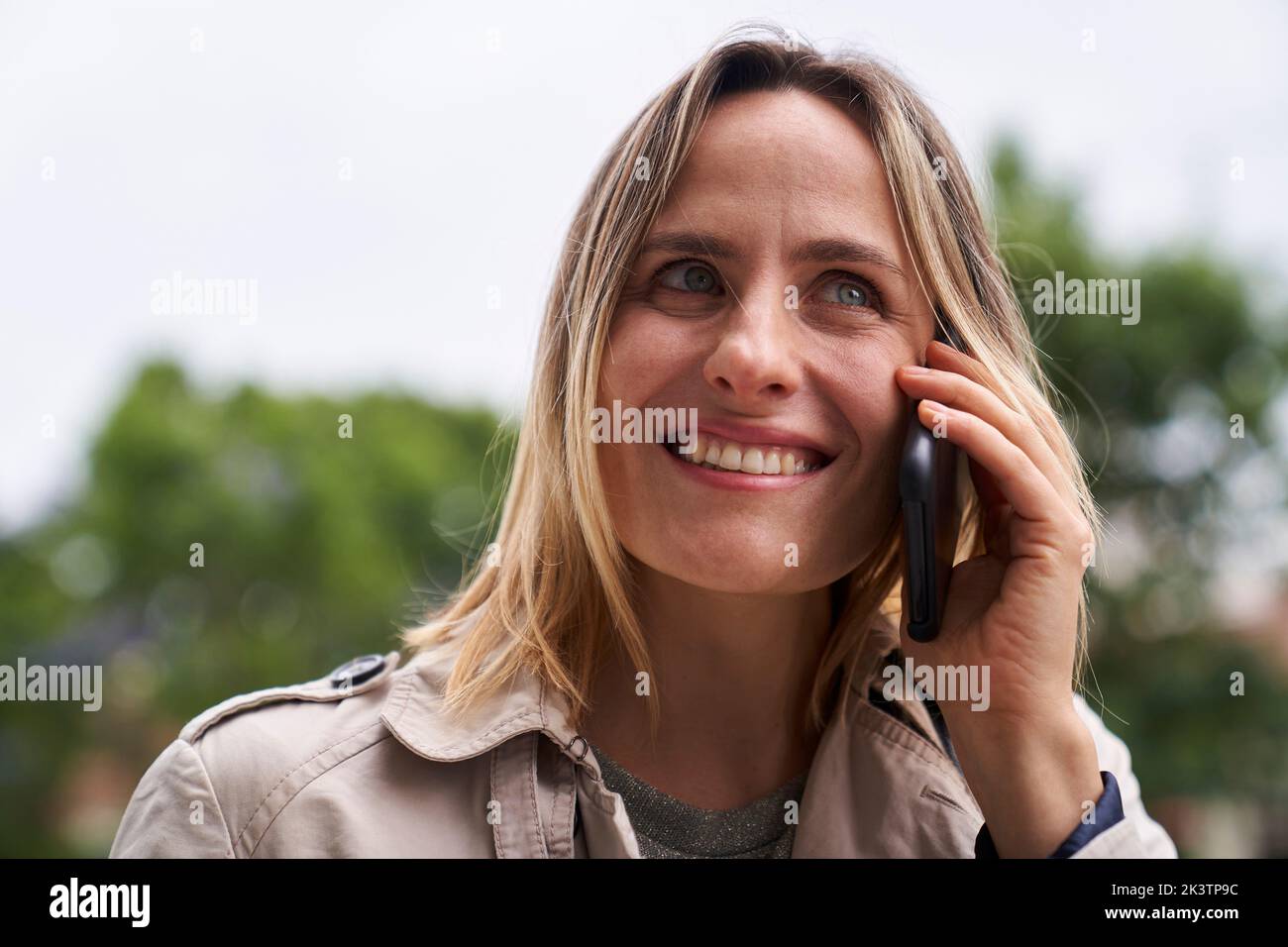 Talking heads speaking in hi-res stock photography and images - Alamy