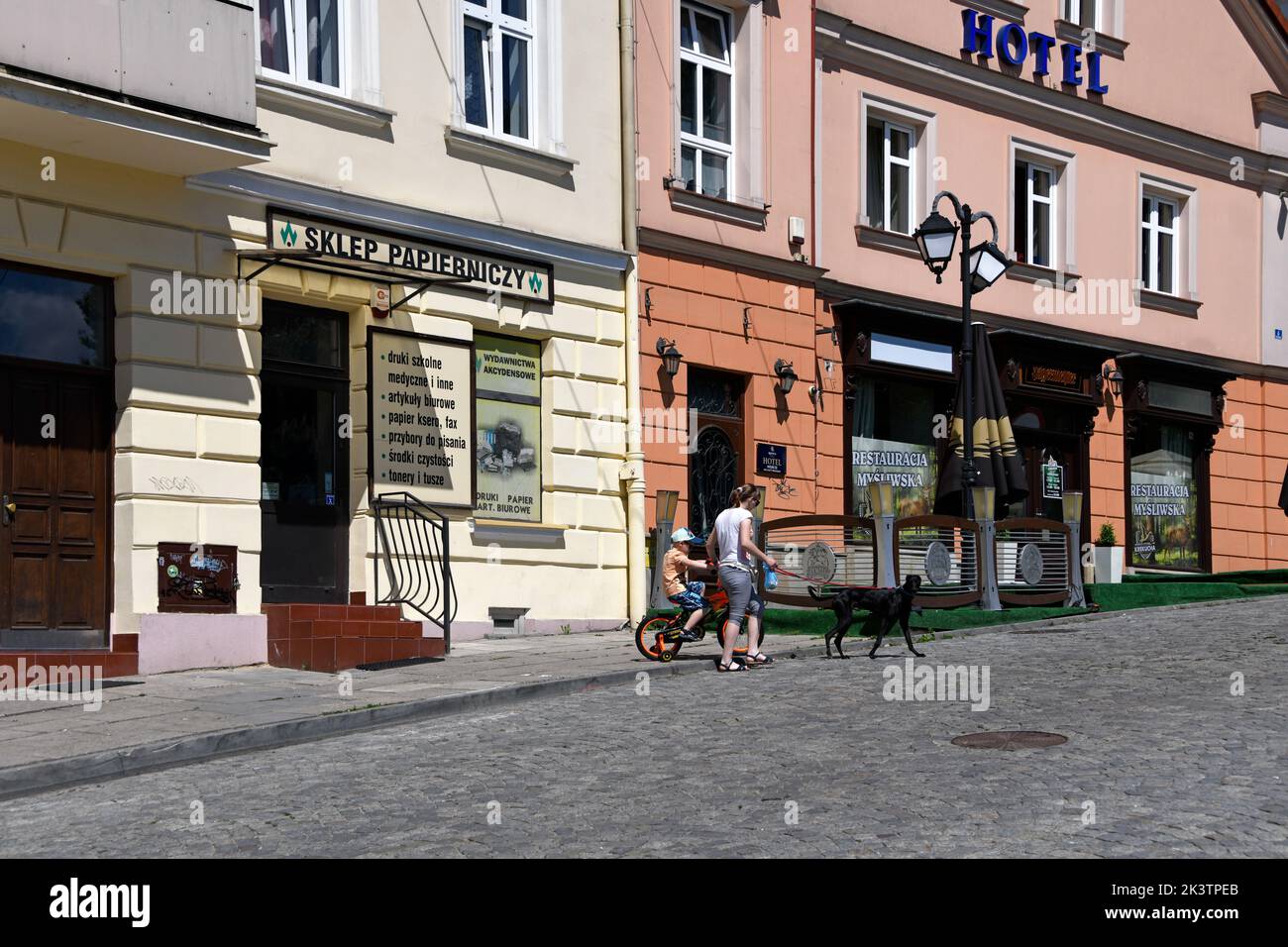 Child street scene hi-res stock photography and images - Alamy