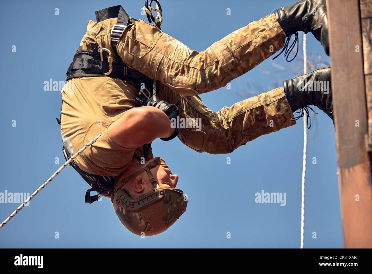 Special forces fighter descends from a skyscraper to storm the ...