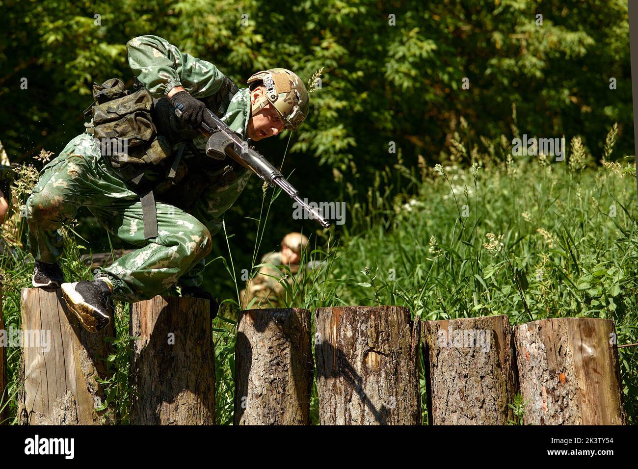 Full military experience - One day commando - running through the water ...