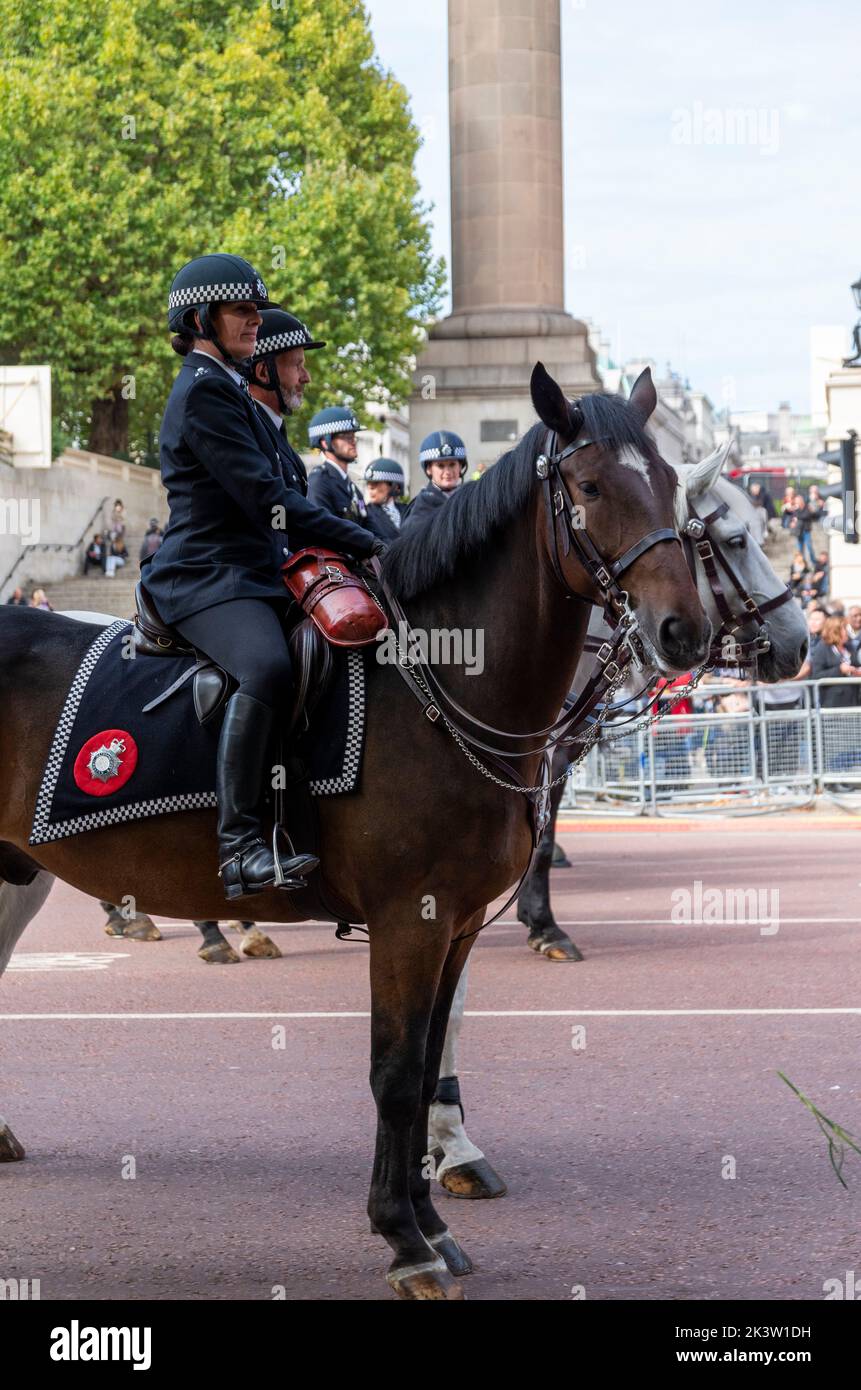 Police officers funeral hi-res stock photography and images - Alamy
