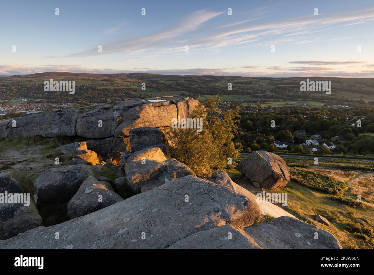 First light on the famous Cow and Calf rocks, Ilkley moor, with the ...
