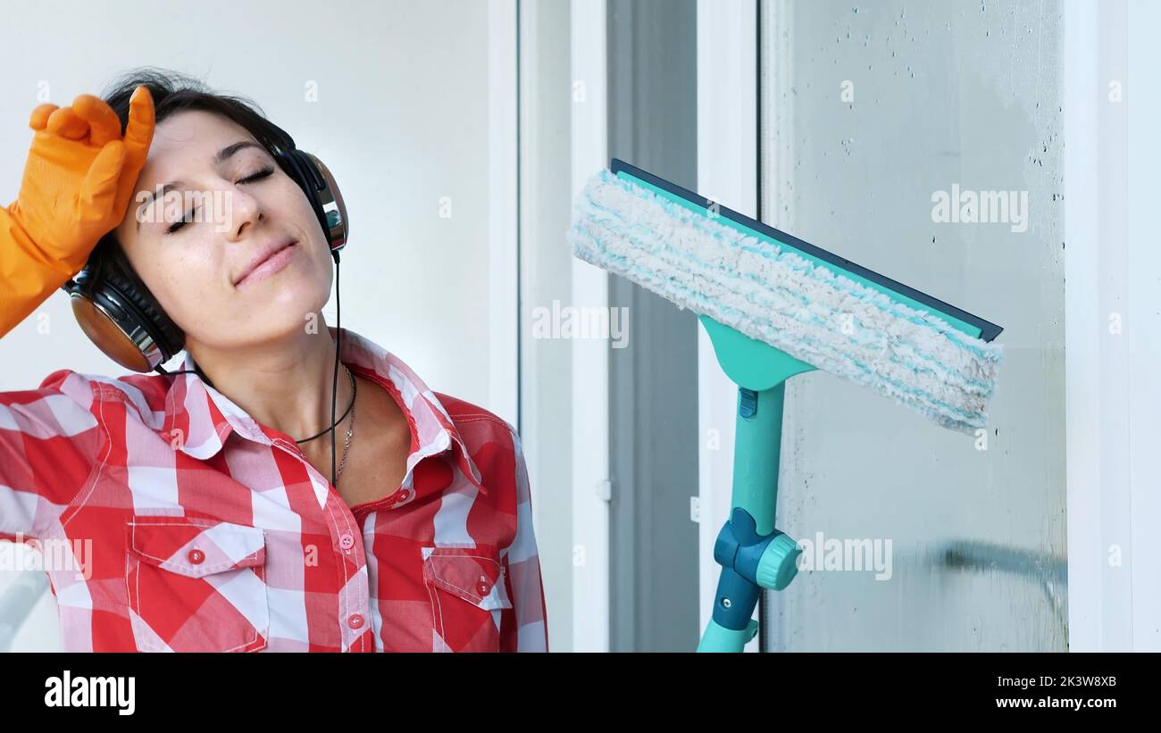 Girl cleaning windows hi-res stock photography and images - Alamy