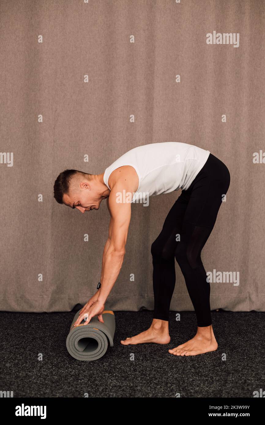Male athlete yoga mat hi-res stock photography and images - Alamy