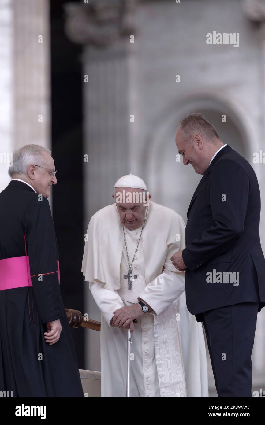 Vatican City, Vatican, 28 september 2022. Pope Francis leaves helped by ...