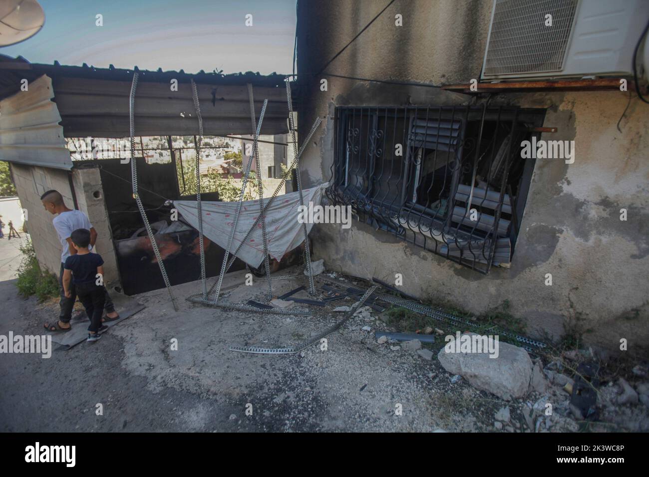 Jenin, Palestine. 28th Sep, 2022. Palestinians inspect the house that ...