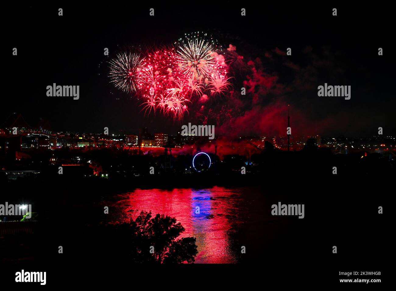 Flashing fireworks hi-res stock photography and images - Alamy