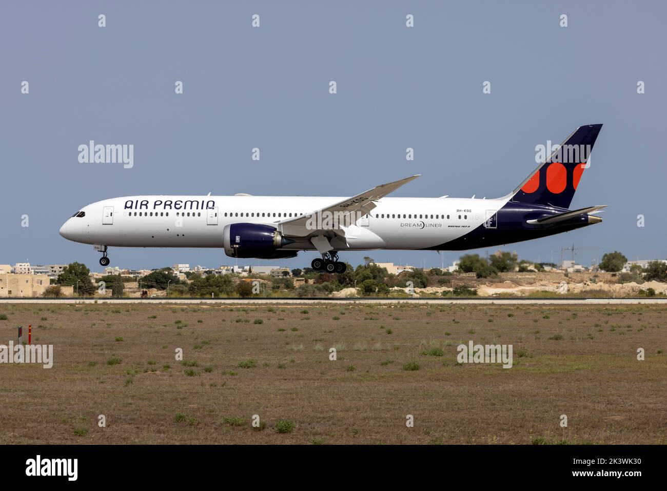 Boeing 787 dreamliner wing hi-res stock photography and images - Alamy