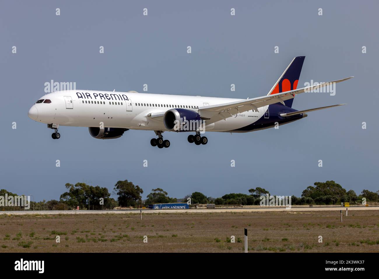 Boeing 787 dreamliner wing hi-res stock photography and images - Alamy