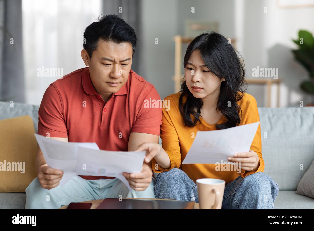 Confused man bills hi-res stock photography and images - Alamy