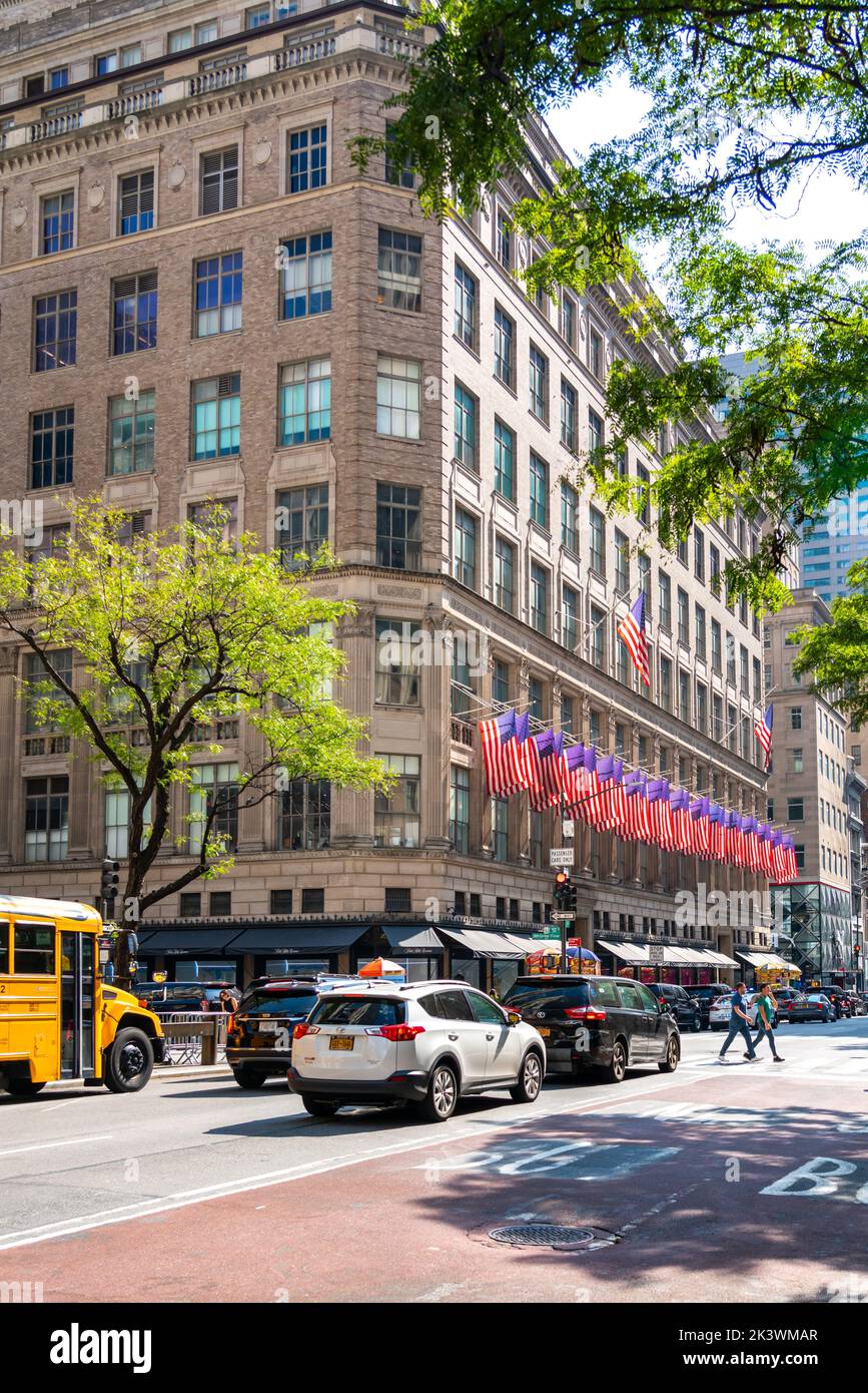 19.09.2022 699 5th Ave, New York, NY 10022, USA, 5th avenue building with national flags Stock ...