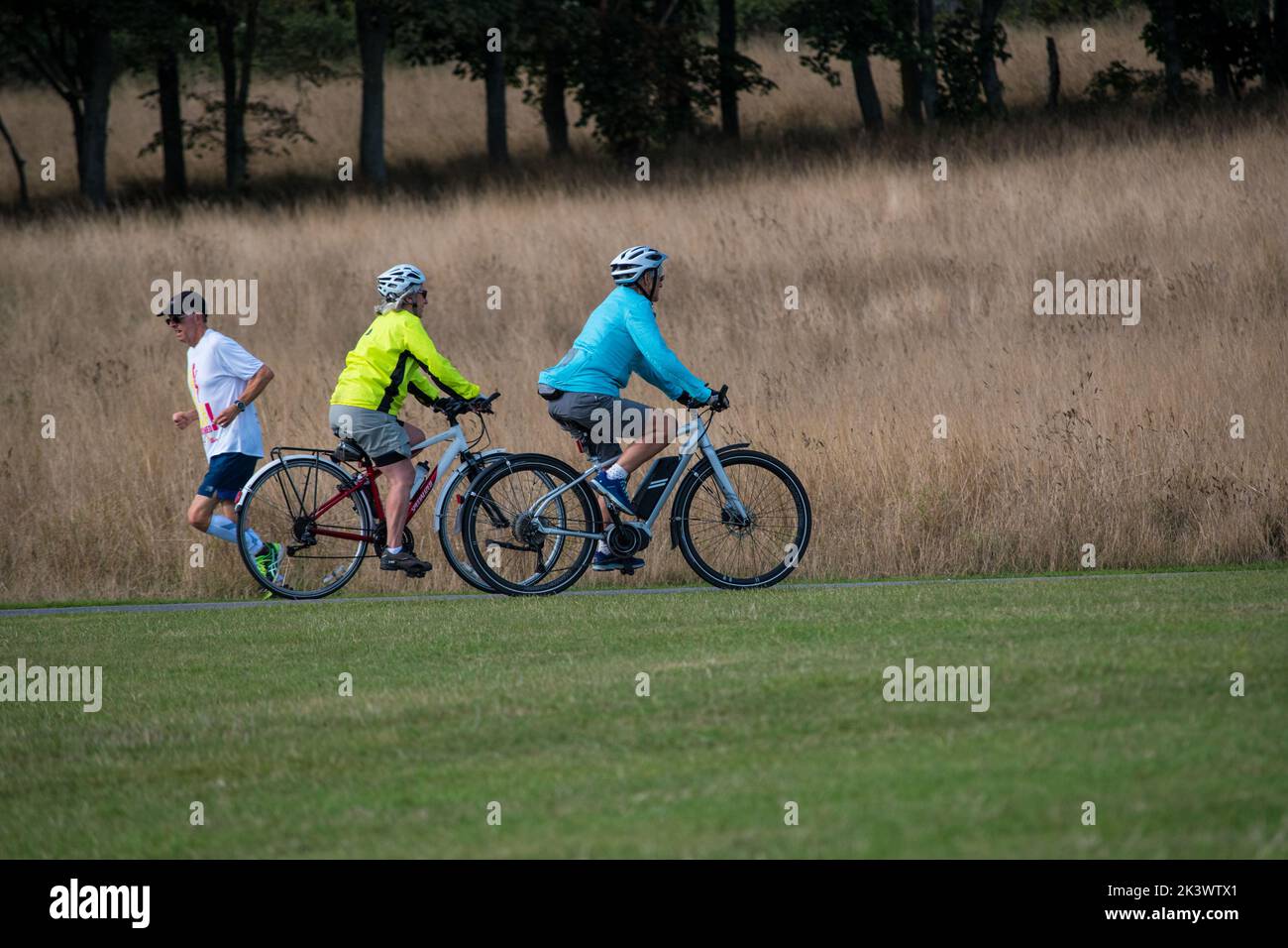 Running cycle hi-res stock photography and images - Alamy