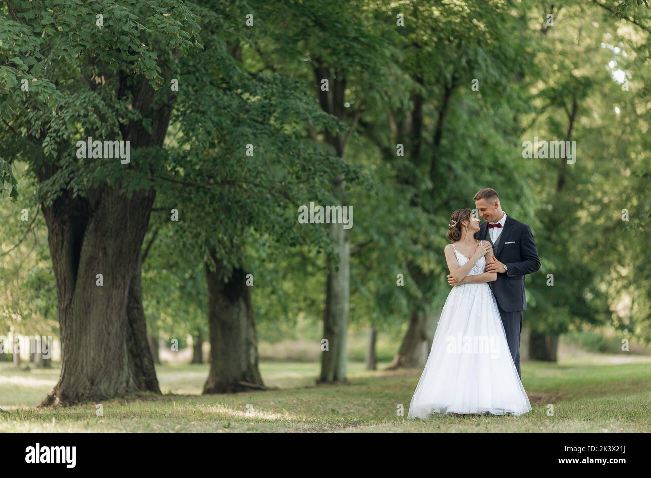 Good looking bride an hi-res stock photography and images - Alamy