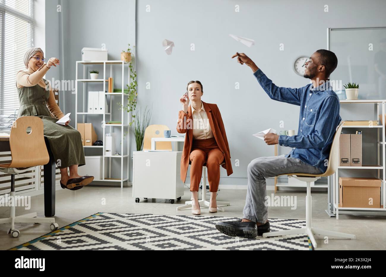 Team building office fun hi-res stock photography and images - Alamy