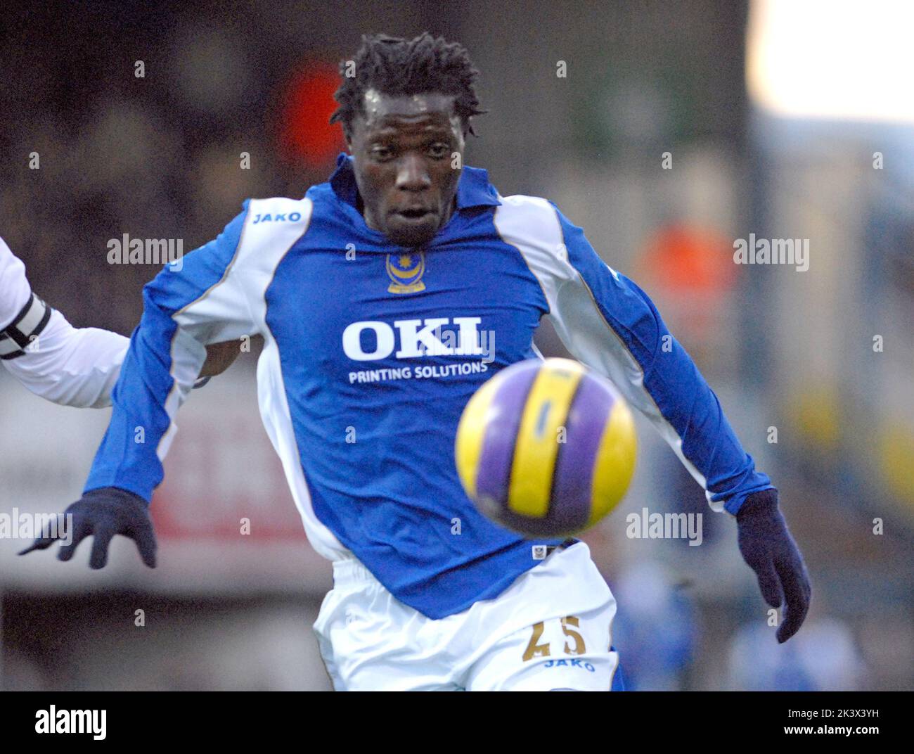 PORTSMOUTH V EVERTON BENJANI PIC MIKE WALKER, 2006 Stock Photo - Alamy