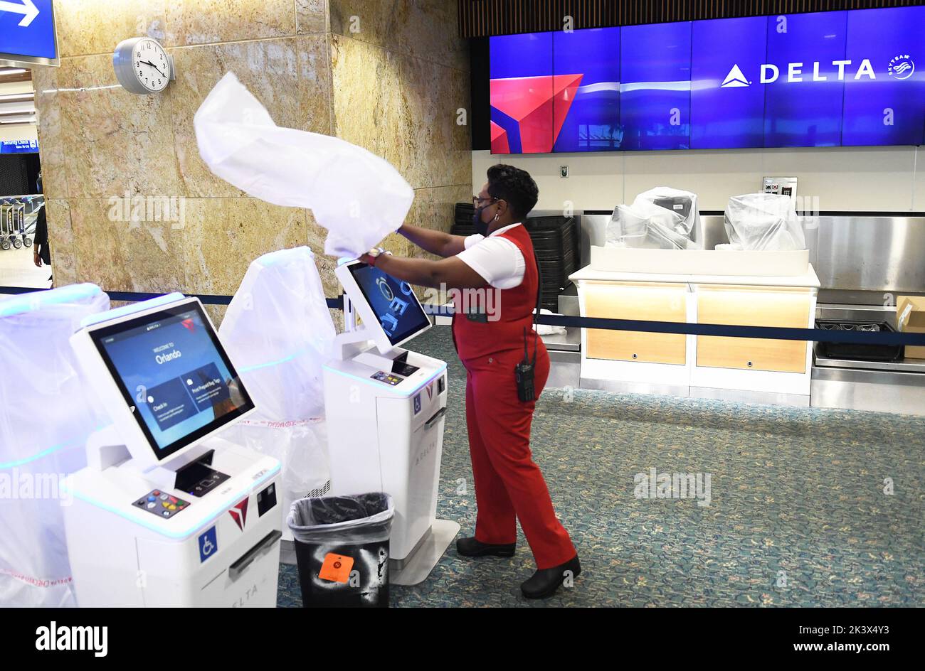 Orlando, United States. 28th Sep, 2022. A Delta Airlines employee ...