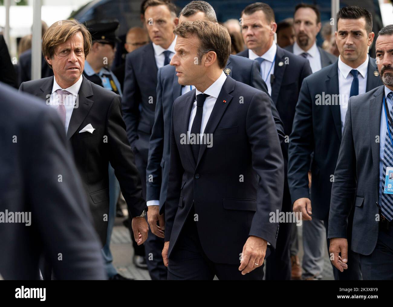 A U.S. Secret Service Agent provides protection for the President of ...