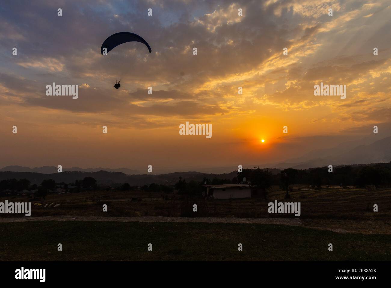 Paragliding sunset in india hi-res stock photography and images - Alamy