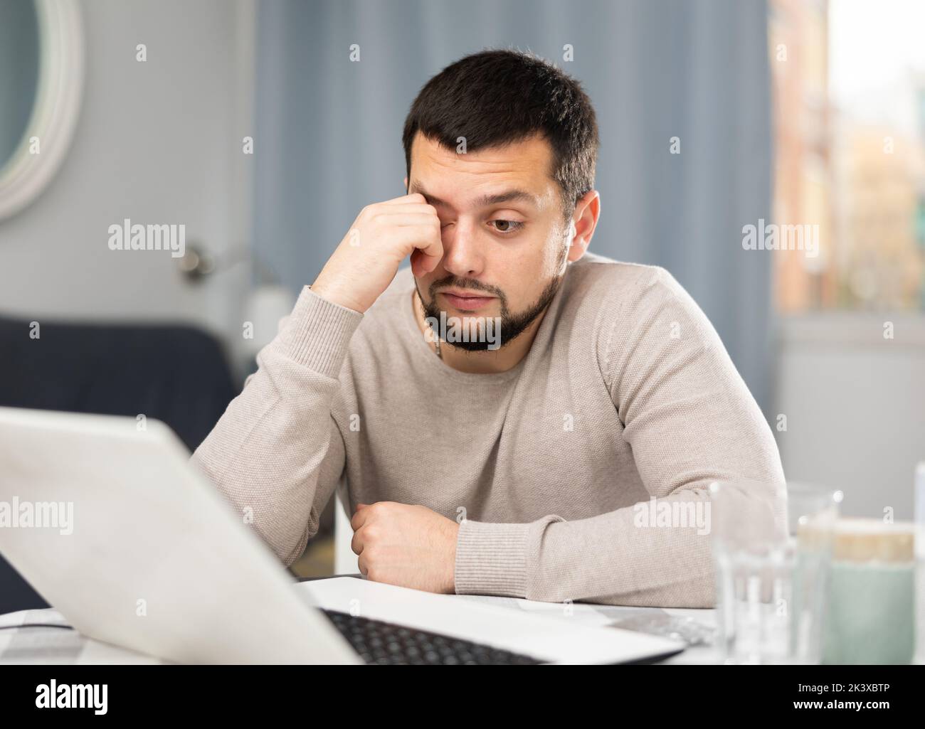 Guy itching hi-res stock photography and images - Alamy