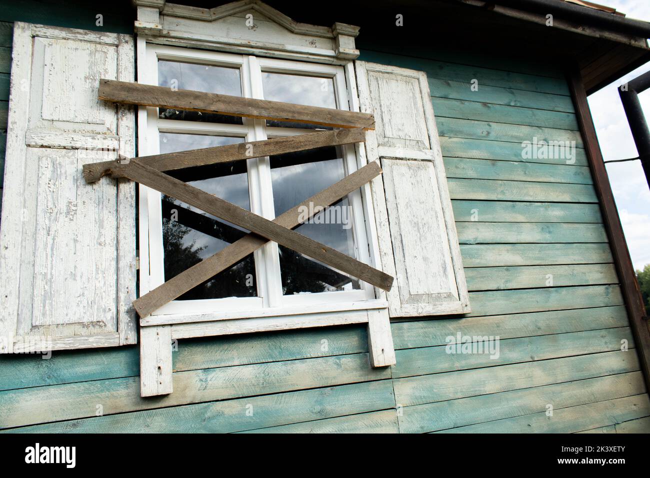 house with boarded up windows Stock Photo - Alamy