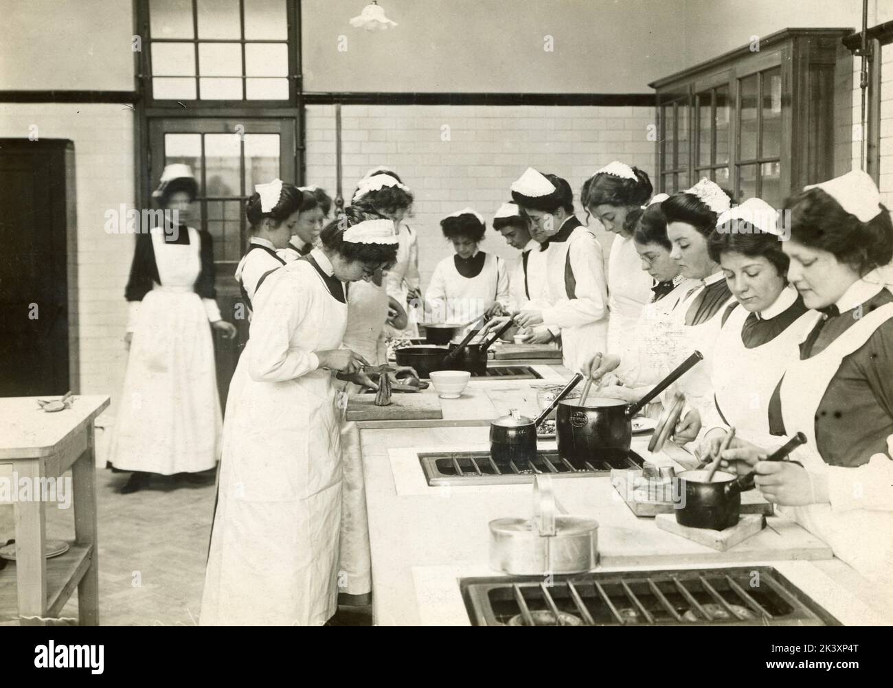 Women learning 1900s hi-res stock photography and images - Alamy