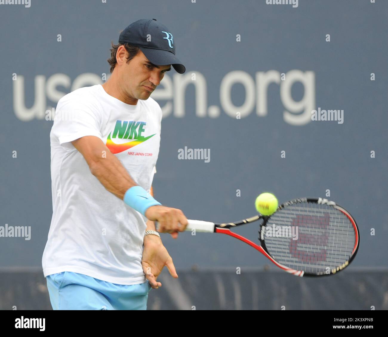 Breaking news file photo roger federer retires hi-res stock photography ...