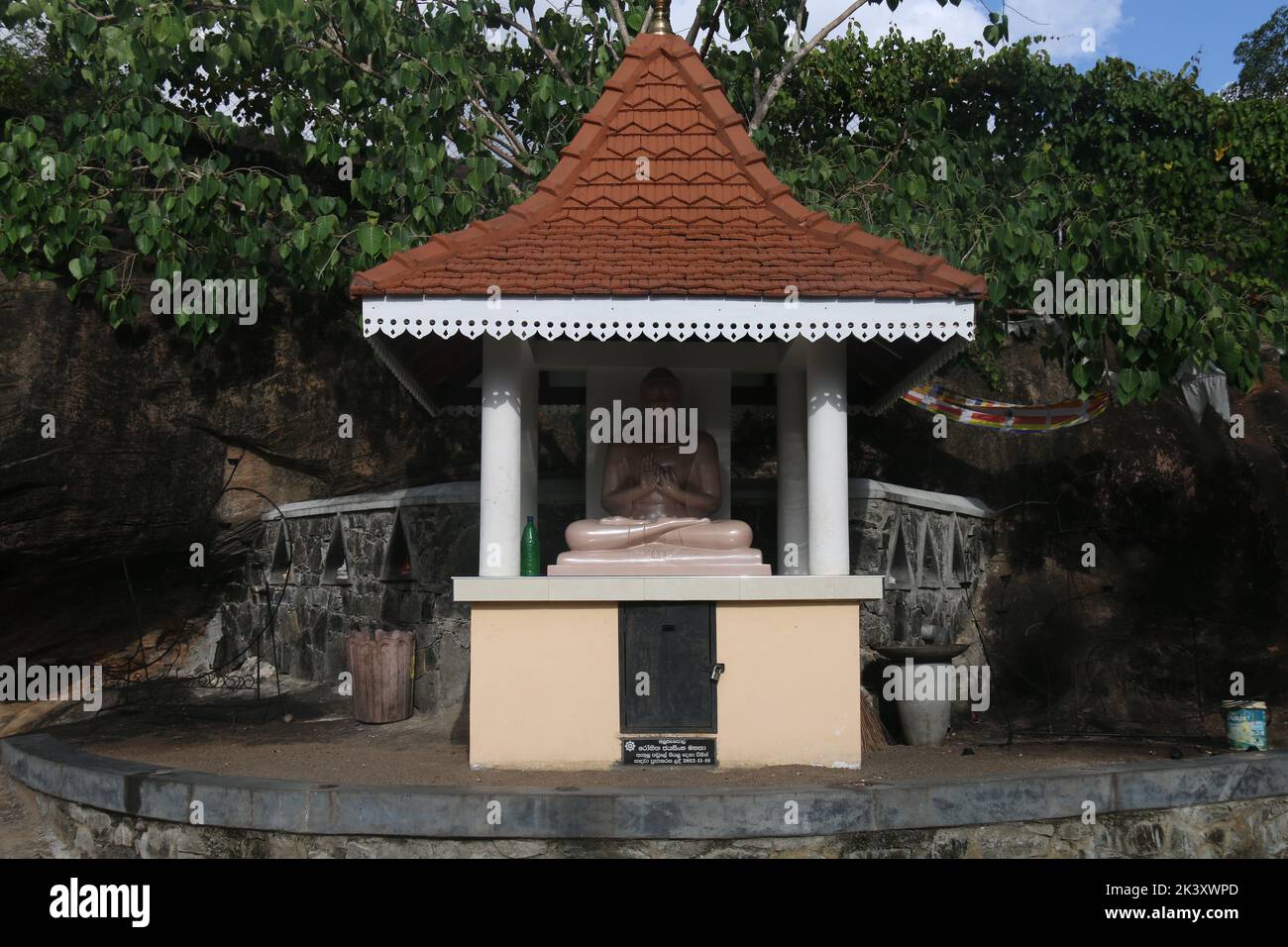 Aluthepola Ganekanda Raja Maha Vihara is an old Buddhist temple in ...