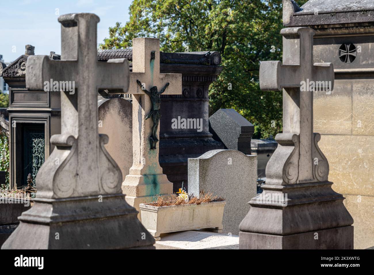 Tombstones at Pere-Lachaise cemetery in Paris, France Stock Photo - Alamy