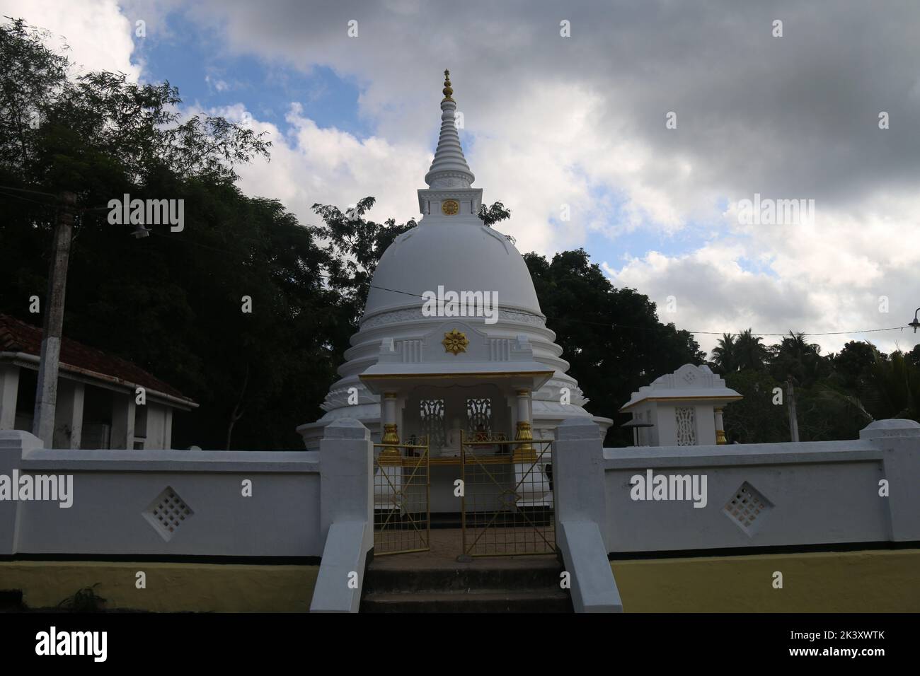 Aluthepola Ganekanda Raja Maha Vihara is an old Buddhist temple in ...