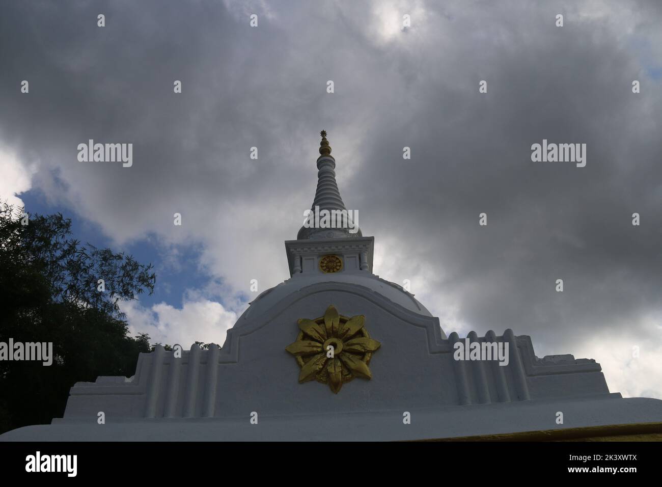Aluthepola Ganekanda Raja Maha Vihara is an old Buddhist temple in ...
