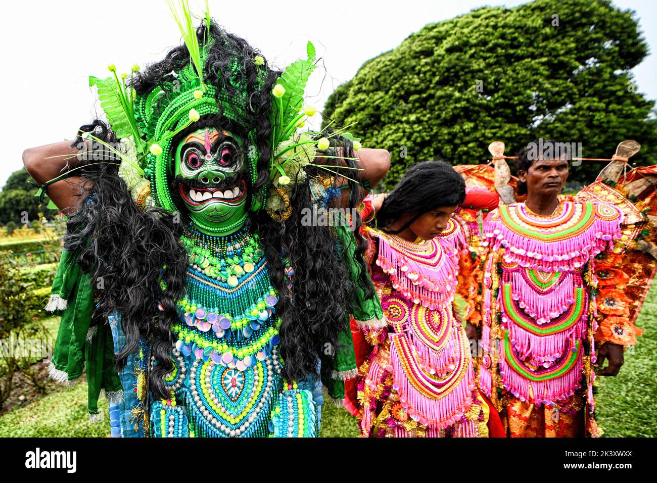 Kolkata, India. 28th Sep, 2022. Traditional folk artists seen getting ...