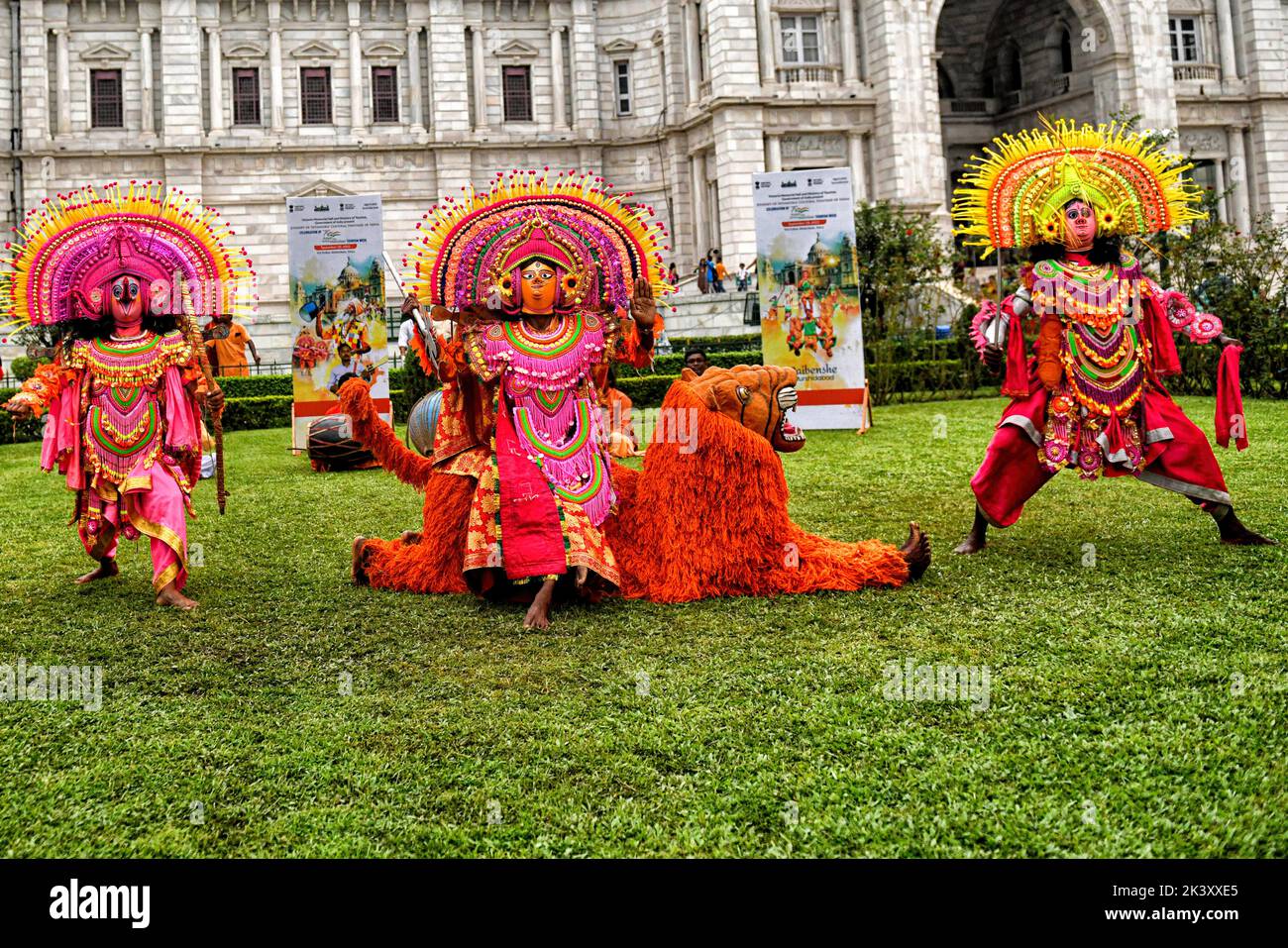 Kolkata, India. 28th Sep, 2022. Traditional folk artists perform Chhau ...