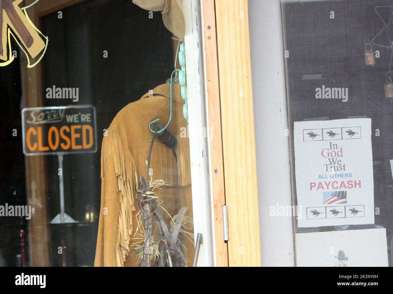 Thrift store closed sign hi-res stock photography and images - Alamy