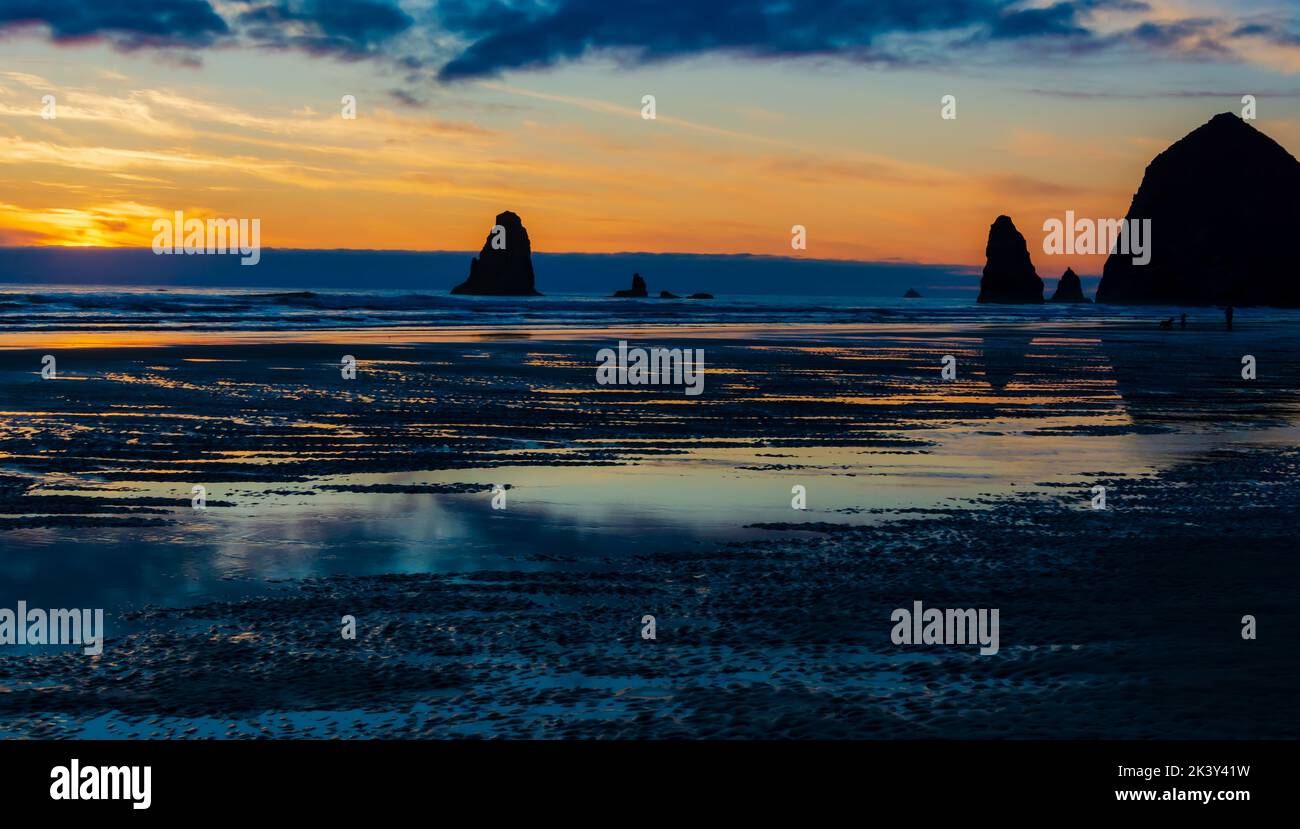 Cannon beach coastal cliffs sandy hi-res stock photography and images ...