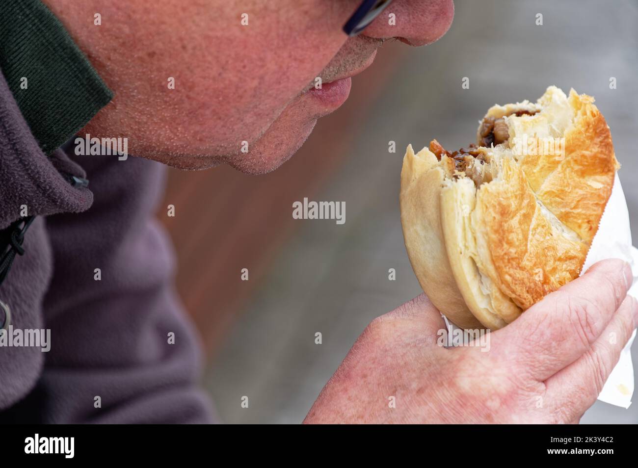 Man eating pie hi-res stock photography and images - Alamy