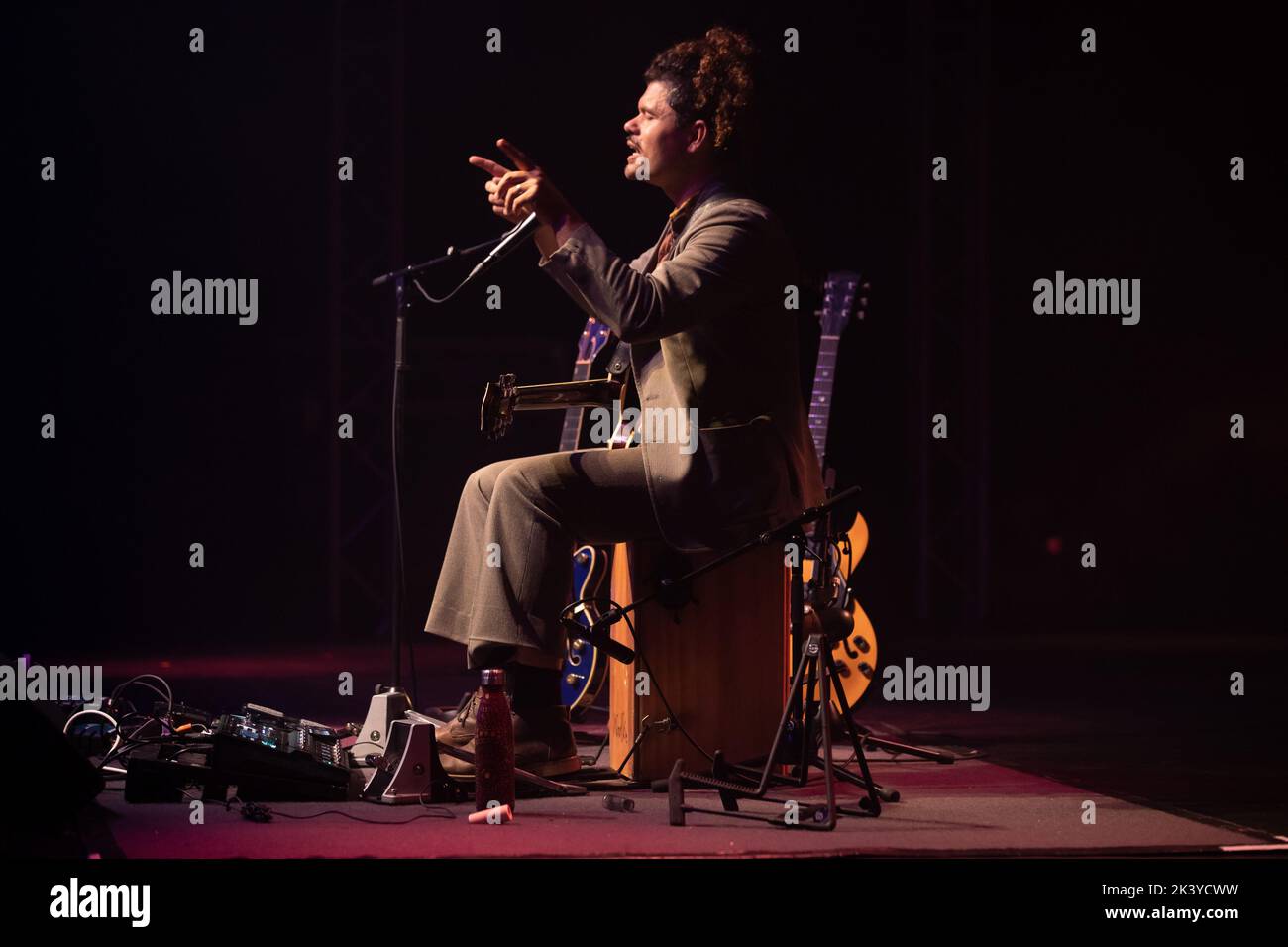 Australian singer songwriter and blues guitarist ash grunwald performs ...