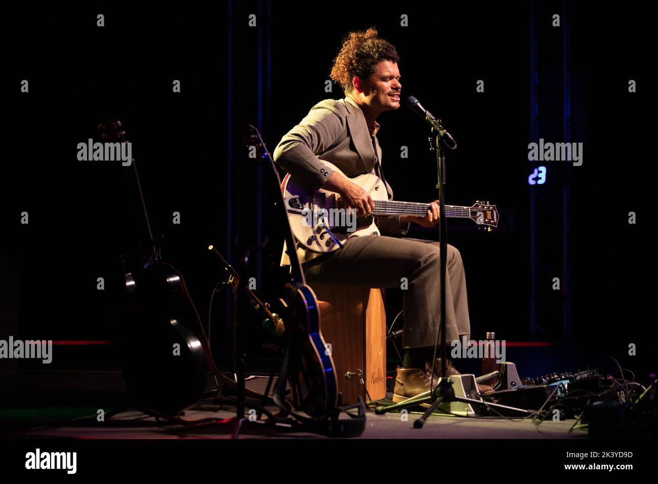 Singer songwriter blues guitarist hi-res stock photography and images ...