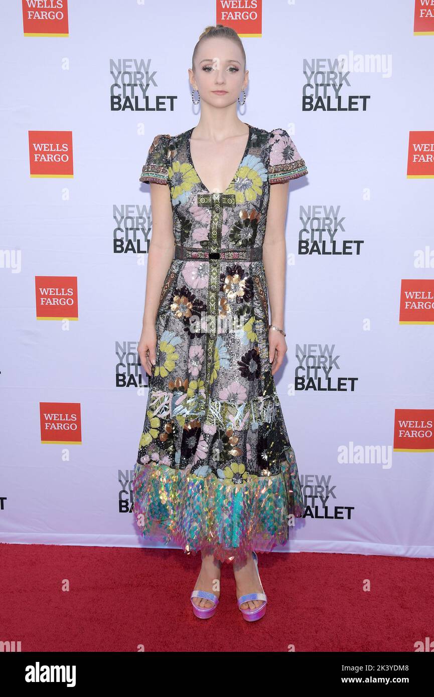 Emma Von Enck arrives at The New York City Ballet 2022 Fall Fashion ...