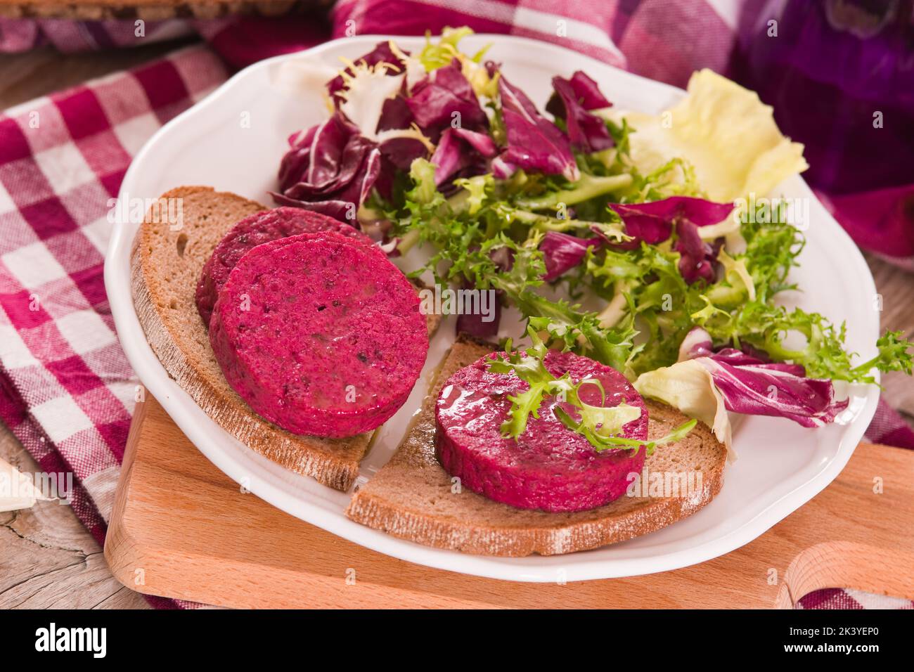 Beetroot veggie burger Stock Photo - Alamy