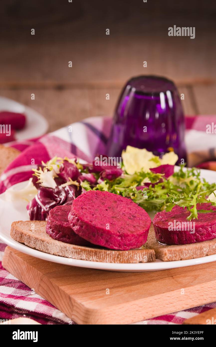 Beetroot veggie burger Stock Photo - Alamy