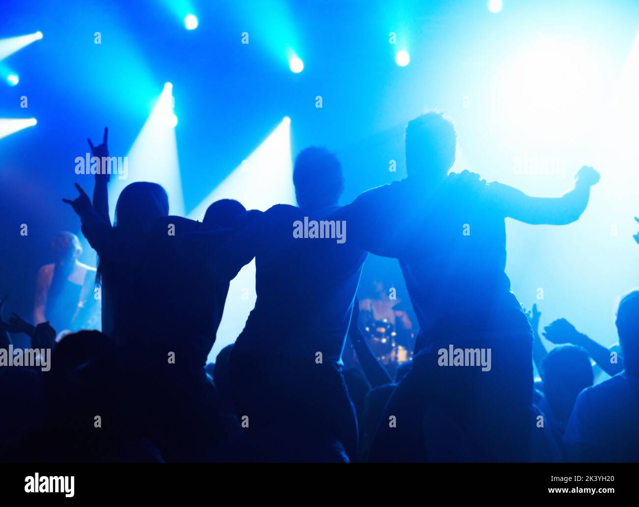 Crowd on shoulders music festival hi-res stock photography and images ...