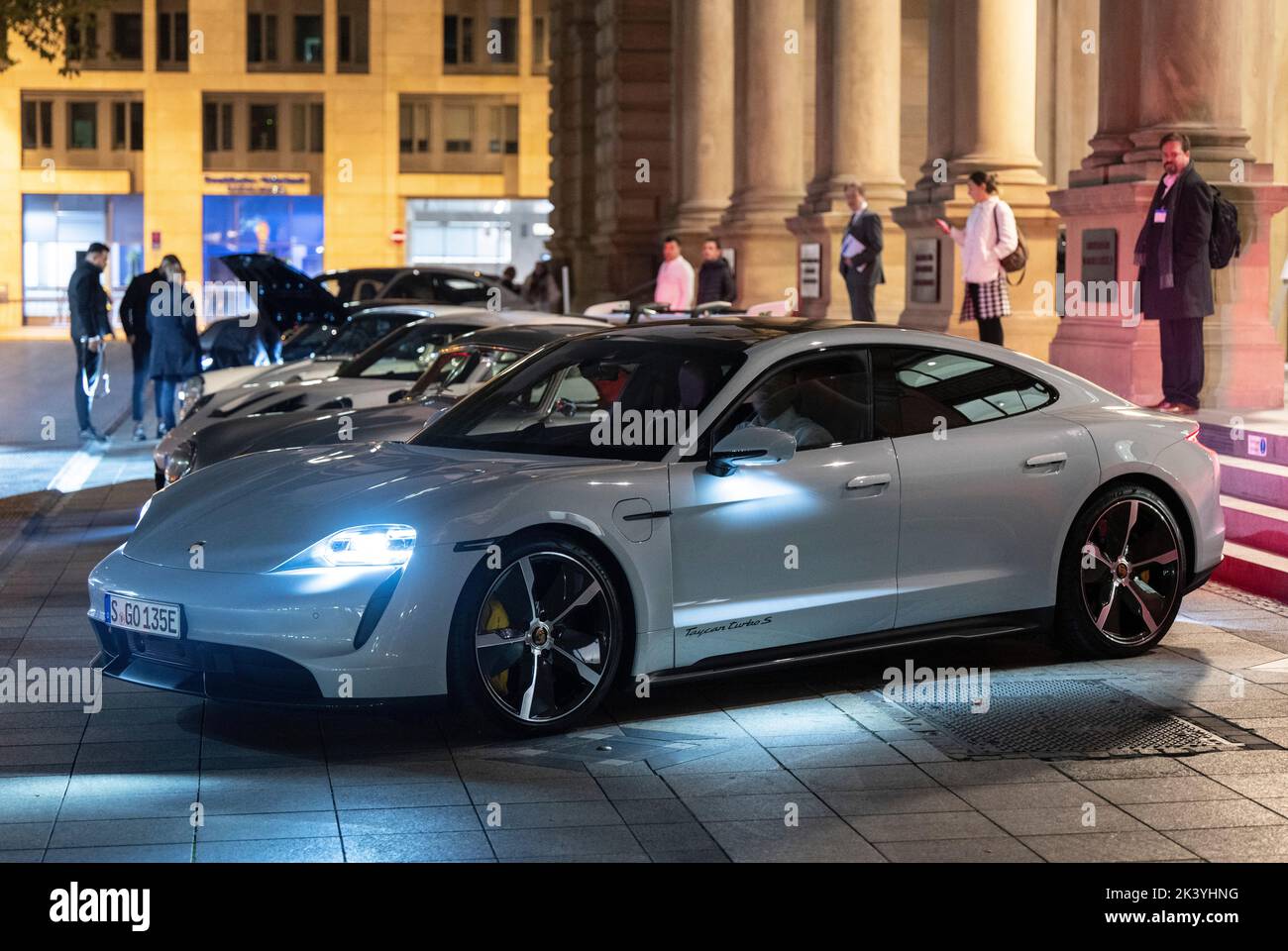 29 September 2022, Hesse, Frankfurt/Main: Porsches are parked in front ...