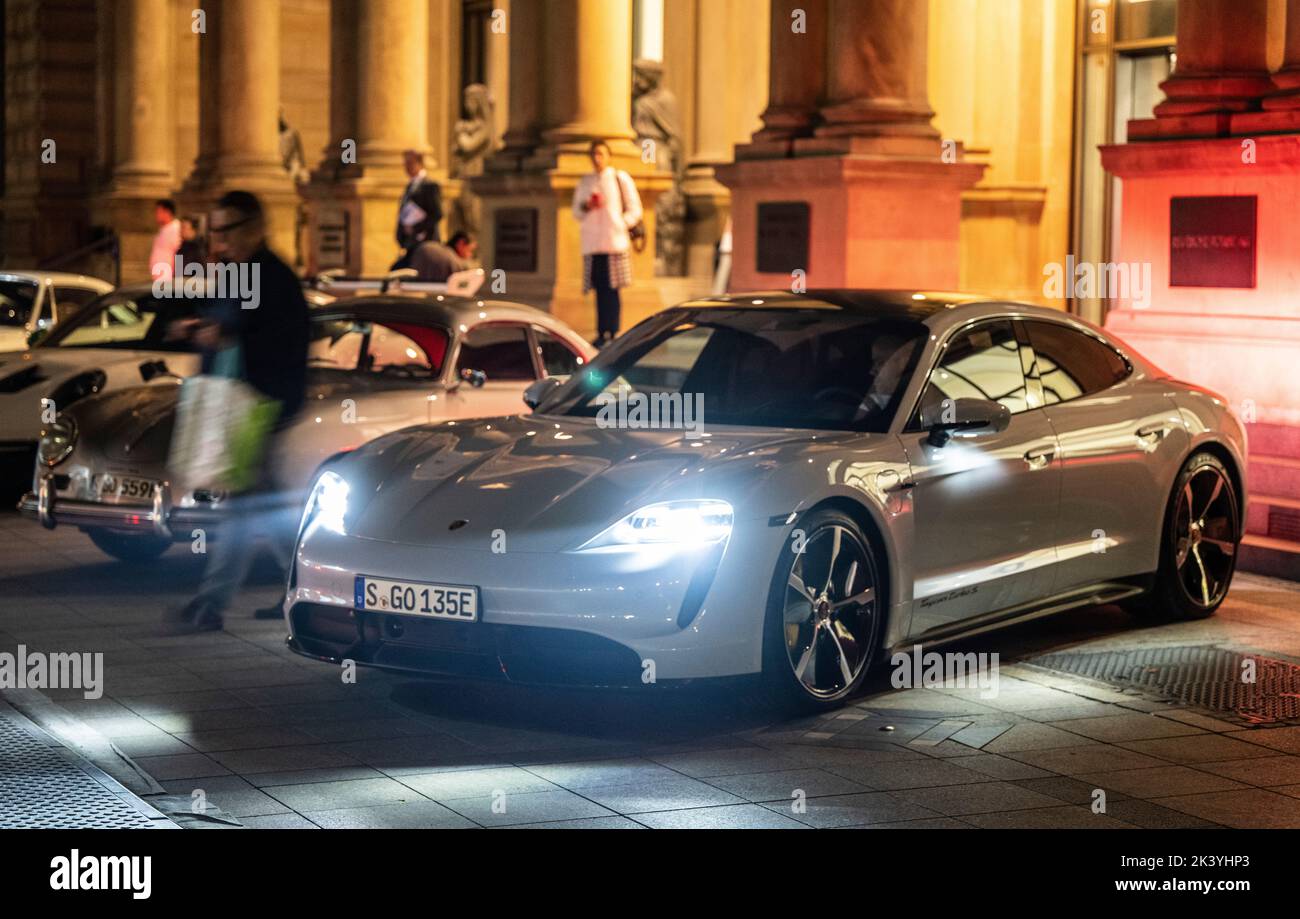 29 September 2022, Hesse, Frankfurt/Main: Porsches are parked in front ...