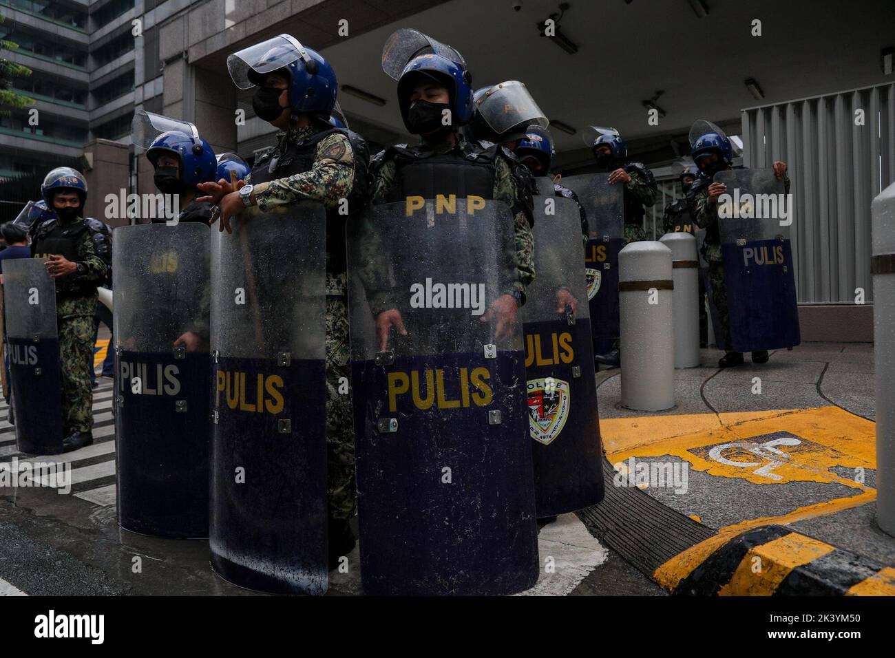 Manila, Philippines. 29th Sep, 2022. Anti-riot police stand in ...