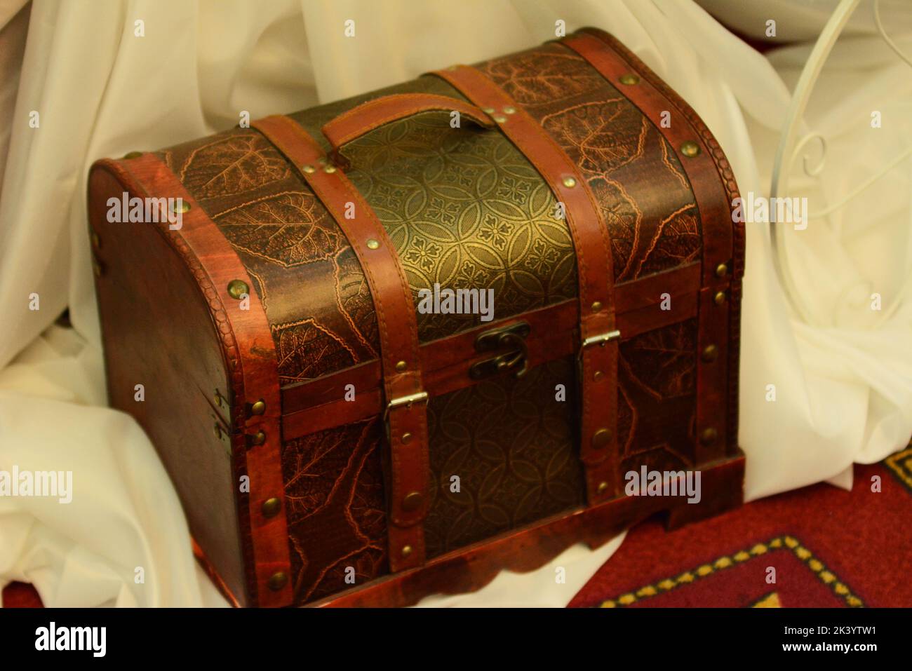 Vintage wedding chest. Box for money Stock Photo - Alamy