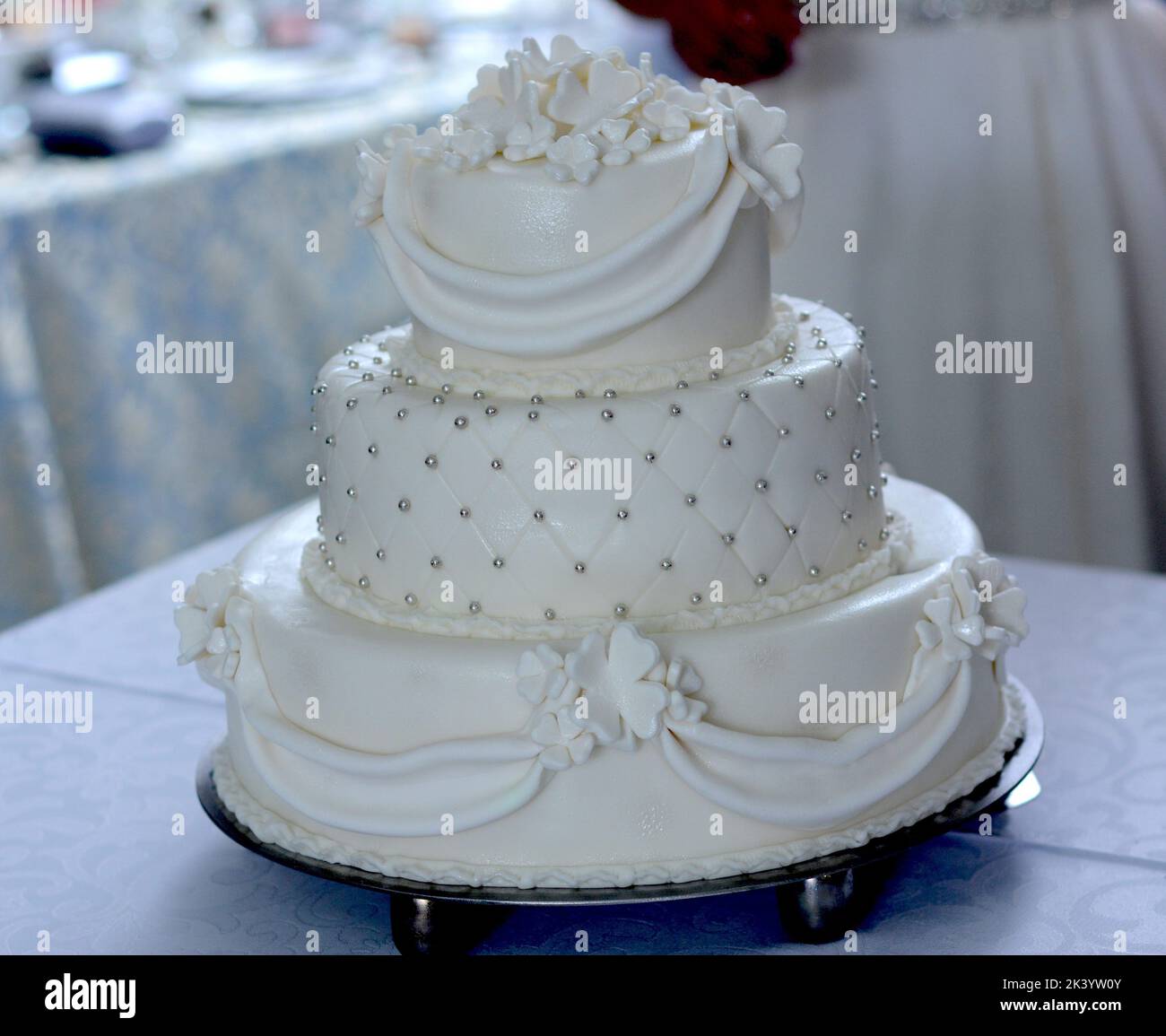 Baroque style cake. Cake with silver pearls Stock Photo - Alamy