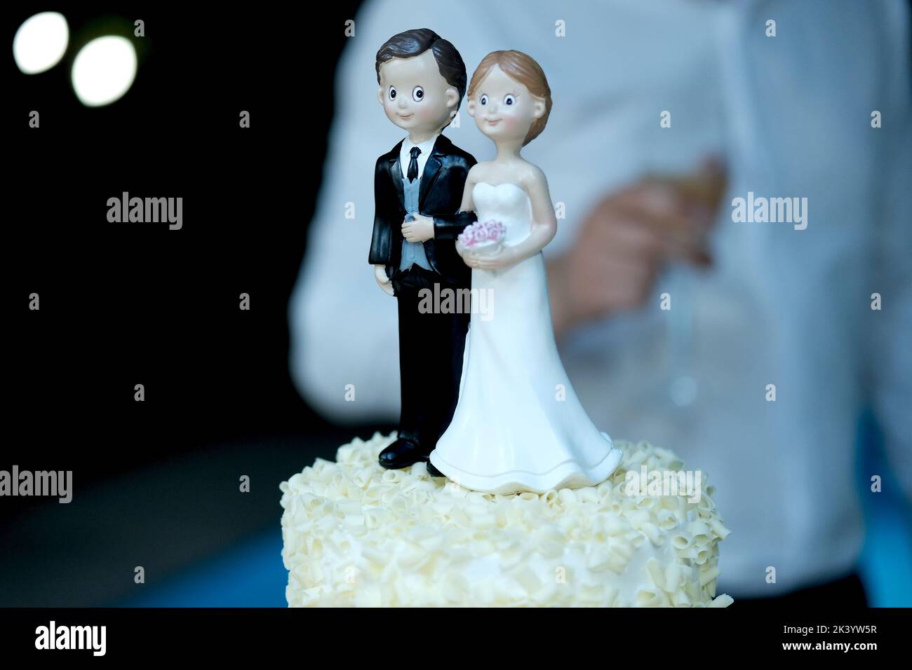 Figurines of the bride and groom on a milk wedding cake Stock Photo - Alamy