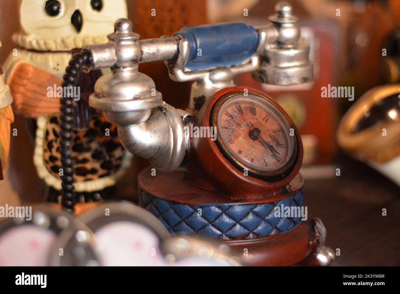 Old fashioned yellow rotary telephone hi-res stock photography and ...