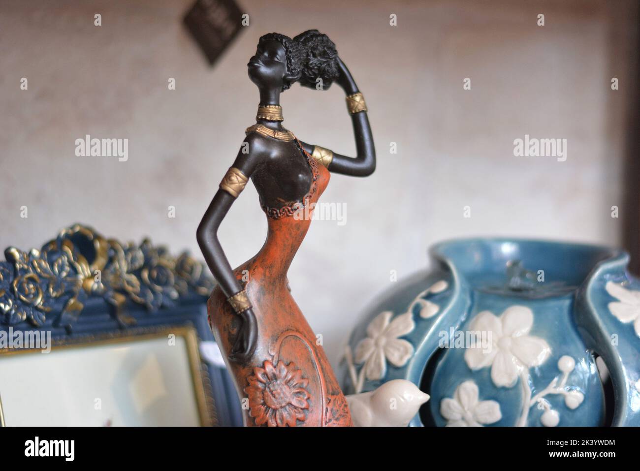 Statue bust of an african woman in a boutique Stock Photo - Alamy